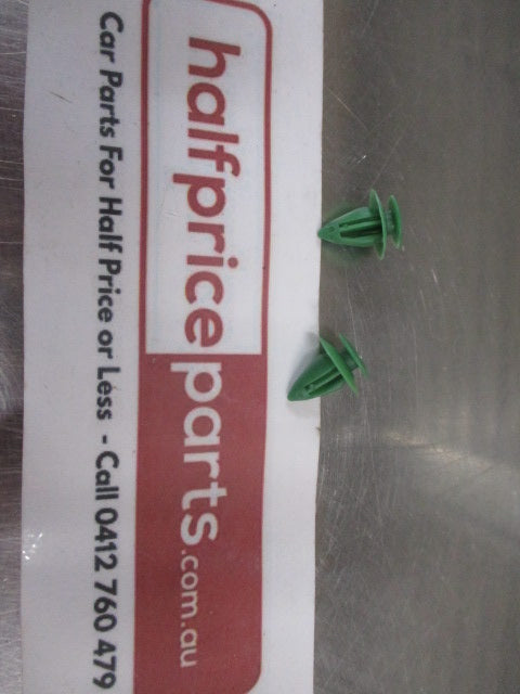 Mitsubishi Outlander/Pajero Genuine Wheel Arch/ Trim Clip (2 Pack) New ...