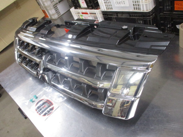Mitsubishi Pajero Genuine Front Chrome/Gray Grille Assembly New Part ...