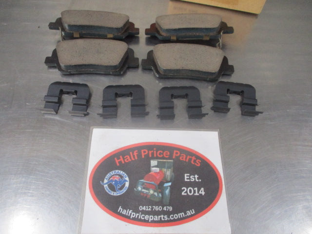 Hyundai Santa Fe/Kia Sorento Genuine Rear Brake Pad Kit New Part – Half ...