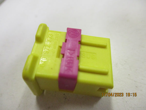VW Golf-GTI-Jetta-Beetle-Tiguan Genuine Flat Connector Housing New Par ...